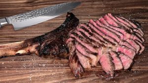 Caveman Style: Steak direkt auf der Glut gegrillt