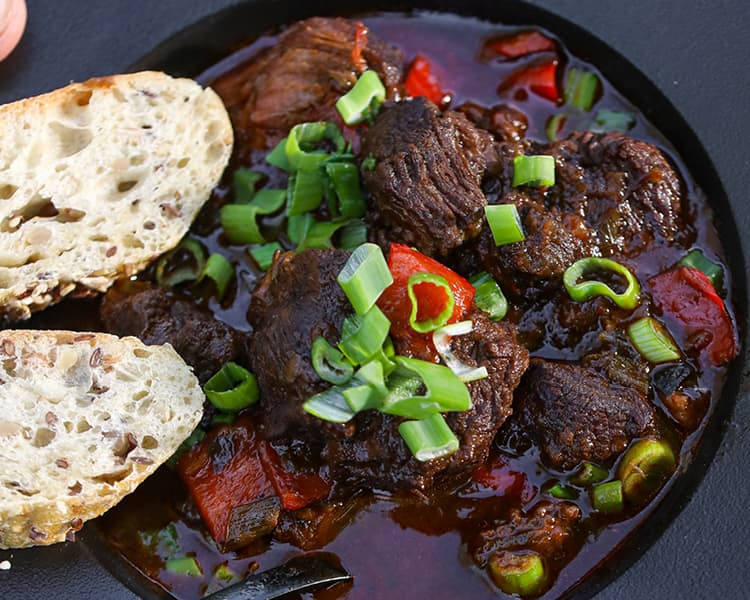 Das perfekte Gulasch im Dutch Oven